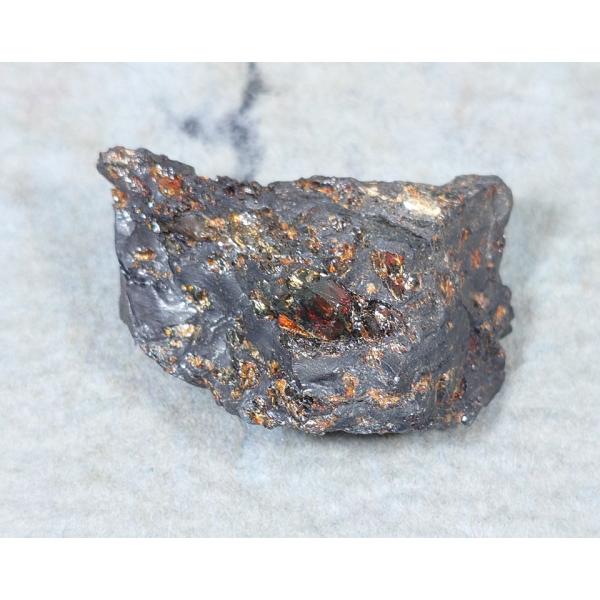 琥珀(Amber)産地　山口県宇部市宇部炭田石炭中に粒状の琥珀が多数点在するもの。長波紫外線で蛍光するのでよくわかります。虫が入っているかどうかはわかりません。発送の際には多少破損する恐れがありますので予めご了承ください。