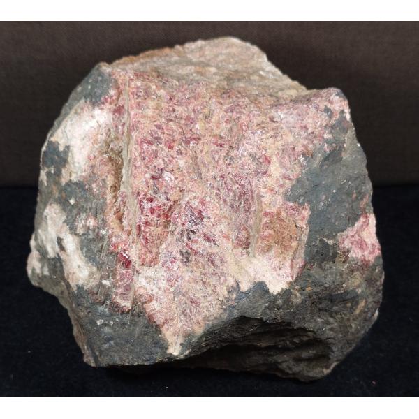 パイロクスマンガン石(PYROXMANGITE)産地　栃木県鹿沼市日瓢鉱山国内産のパイロクスマンガン石といえば、その自形結晶の美しいことで愛知県田口鉱山が世界的に有名ですが、日瓢鉱山も大型の結晶(他形)を産出することで有名でした。ほぼ全体が...