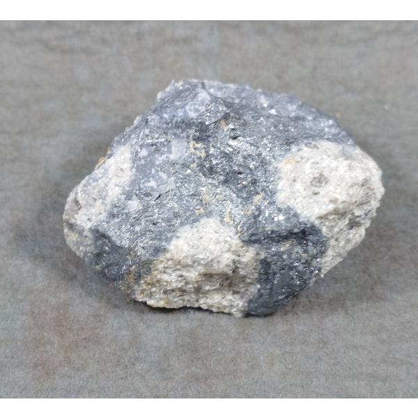 輝安鉱(STIBNITE)福井県福井市美山町赤谷鉱山金平糖状自然砒で有名な赤谷鉱山産輝安鉱。当地の鉱石鉱物だった輝安鉱はあまり市場に出回っていません。