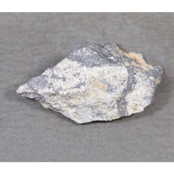輝安鉱(STIBNITE)福井県福井市美山町赤谷鉱山金平糖状自然砒で有名な赤谷鉱山産輝安鉱。当地の鉱石鉱物だった輝安鉱はあまり市場に出回っていません。