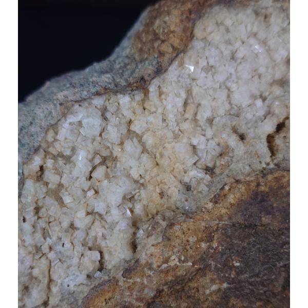 菱沸石(CHABAZITE)静岡県駿東郡清水町プロピライト中の空隙に見られる菱沸石。5mm未満の菱沸石がいくつも観察できます。写真にはありませんが、よく観察すると放射状に結晶が集まっている箇所も見られ、束沸石の可能性もあります。戦後間もない...