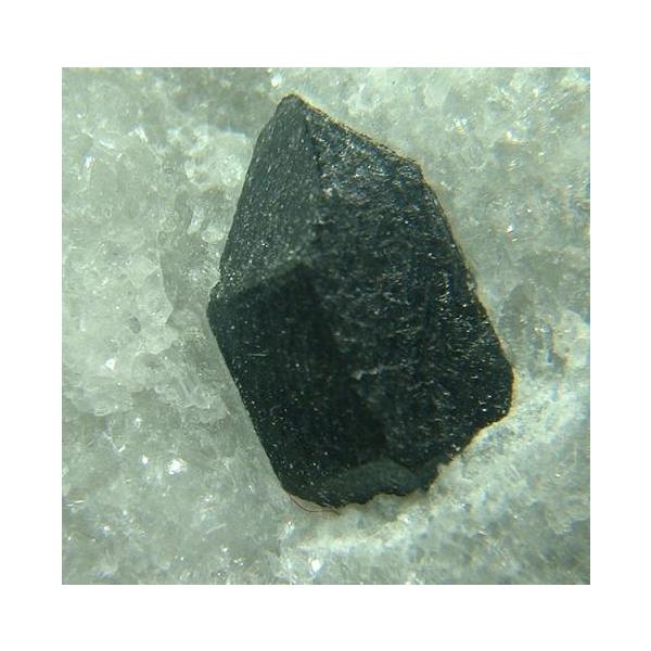 大理石中のモリオン水晶1004 Reggio Emilia,Italy  イタリア産 長さ約11mm このモリオン水晶は大理石の中に生じ、柱面の短い両錐水晶となっている。黒色の原因は硫化鉱物や炭素によるものとされ、ペグマタイトの煙水晶が&l...