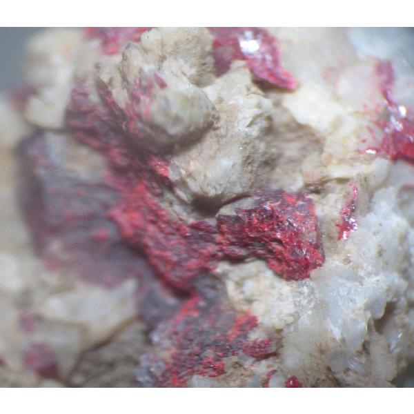辰砂(CINNABAR)北海道常呂郡置戸町常上紅ノ沢　旭鉱山石英の中や隙間に見られる自形結晶。狭い隙間で晶出するため、そのほとんどは破面となっています。個々の破面は2〜3mmほど。
