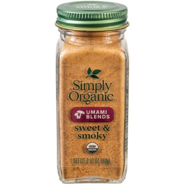 Simply OrganicのPURE. SIMPLE. JOY.スイート＆スモーキーうま味ブレンドは、濃厚な味わいが魅力です。ポルチーニ茸と椎茸に、スモークパプリカ、ブラックペッパー、そしてほのかなメープルシロップを加え、スモーキーで甘い...