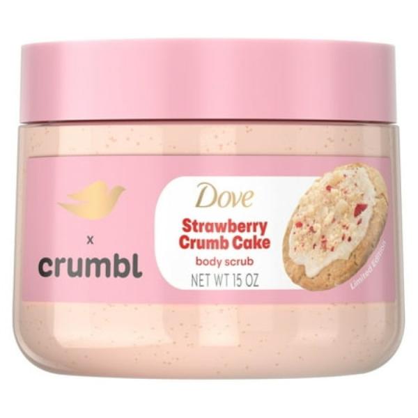 ダヴ クランブル ボディスクラブ ストロベリークラムケーキ 425g。ストロベリークッキーにバニラグレーズをかけたような香りが広がるボディスクラブです。植物由来の洗浄成分を使用し、毎日のバスタイムに取り入れやすい商品です。