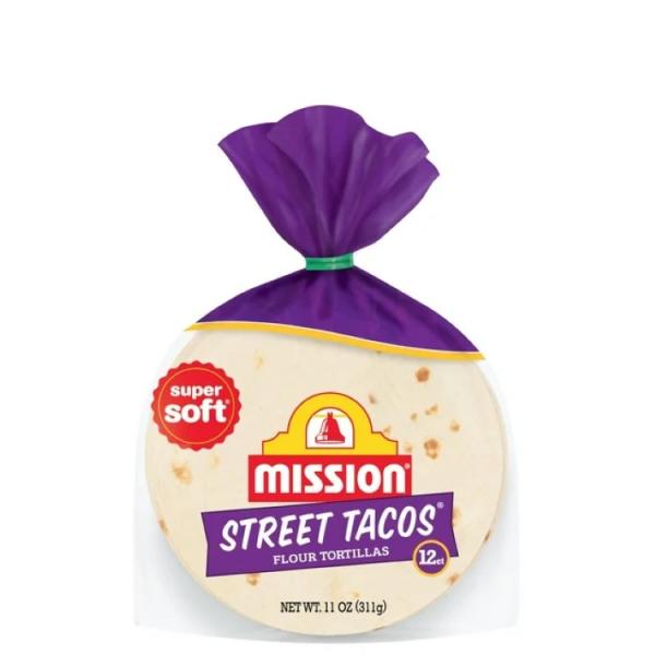 ミッション ストリートタコ フラワートルティーヤは、ミニサイズながら風味豊かで、ふんわりとした食感と焼きたてのような香ばしさが楽しめる小さめのトルティーヤです。カルネアサダやタンドリ―シュリンプなど、さまざまな具材との相性が良く、アイデア次...