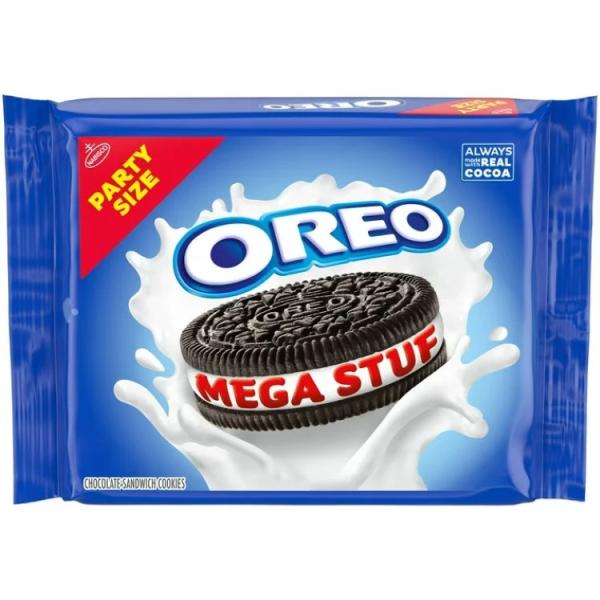 オレオ メガスタフ チョコレートサンドクッキーは、通常よりたっぷりのクリームを楽しめるサンドクッキーです。ココア風味のクッキー生地に、オリジナルクリームを約3倍サンドした、食べごたえのある仕上がりが特長です。 そのままはもちろん、ミルクと一...