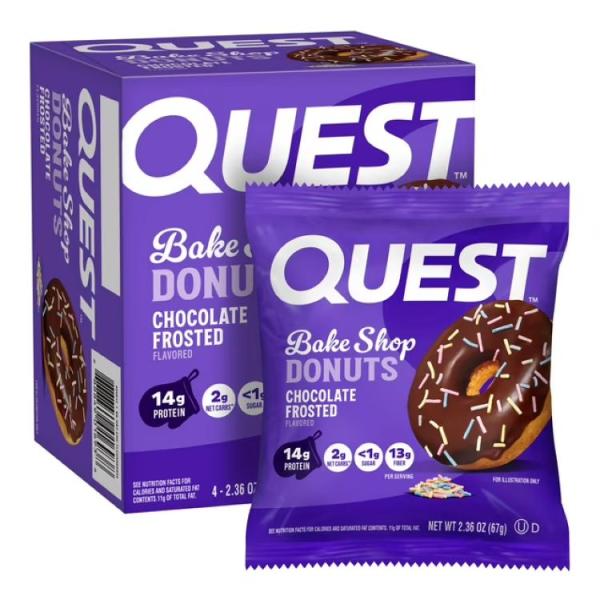 Quest チョコレートフロステッドドーナツは、バニラケーキにチョコフロスティングとカラフルスプリンクルをのせたドーナツで、1個あたりたんぱく質14g・砂糖1g未満・ネット炭水化物2gに設計されています。焼成チップス同様ベイクドタイプで、食...