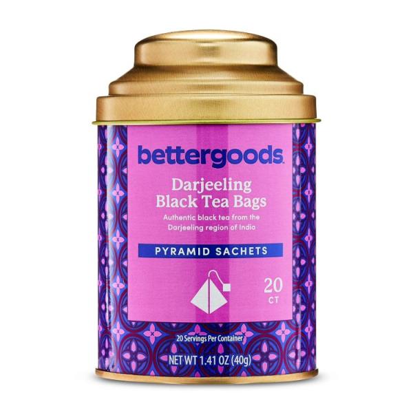ベターグッズ ダージリン ブラックティー 20袋入り。インド・ダージリン地方で栽培された茶葉を使用したブラックティーです。セカンドフラッシュ期に収穫された茶葉を使用し、豊かな香りと奥行きのある味わいを楽しめます。なめらかで、ナッツやフルーツ...