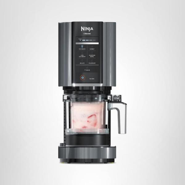 ニンジャ CREAMiは、アイスクリーム、ジェラート、シャーベット、ミルクセーキ、スムージーボウルなど、さまざまな冷たいデザート作りを楽しめる7-in-1アイスクリームメーカーです。7種類のワンタッチプログラムを搭載し、メニューに合わせてス...