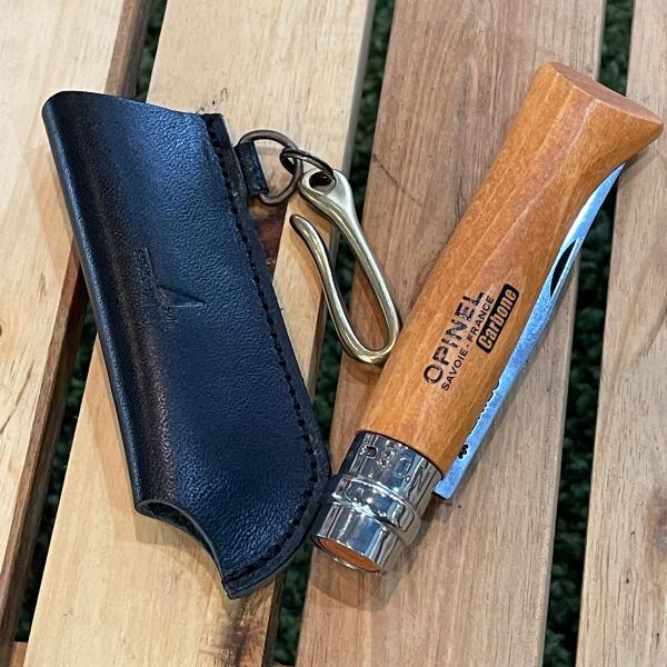 【発売日：2024年02月01日】世界中で愛されるフランスの名品、OPINEL（オピネル）ナイフNo.08用のレザーケースが登場。このケースには、栃木と姫路で職人が手作りした上質なレザーを使用しています。使用されているのはフルベジタブルタン...
