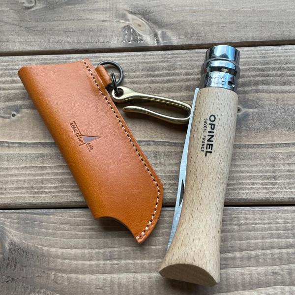【発売日：2024年02月01日】世界中で愛されるフランスの名品、OPINEL（オピネル）ナイフNo.09用のレザーケースが登場。このケースには、栃木と姫路で職人が手作りした上質なレザーを使用しています。使用されているのはフルベジタブルタン...