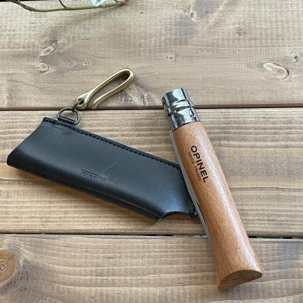 【発売日：2024年02月01日】世界中で愛されるフランスの名品、OPINEL（オピネル）ナイフNo.10用のレザーケースが登場。このケースには、栃木と姫路で職人が手作りした上質なレザーを使用しています。使用されているのはフルベジタブルタン...