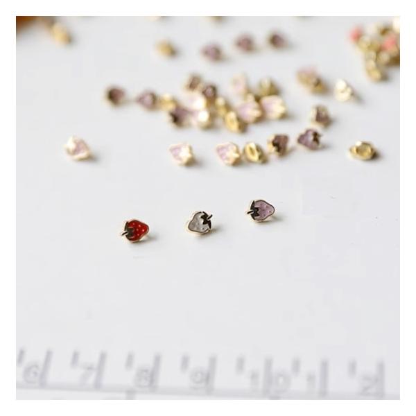 no.z1・[ドール用手芸用品]ストロベリーボタン(5個セット)・サイズ:約4.5mm×6mm・素材:金属製※5個入りの商品になります。※こちらの商品は定形外郵便でのお届けとなります。複数ご注文を頂いた際には送料変更の可能性がございます。ご...