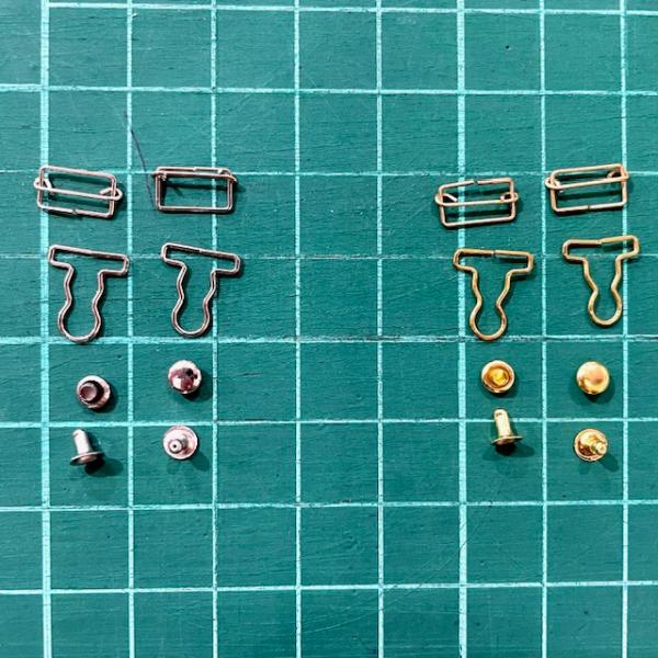 ドール用手芸用品 吊り金具 (10mm/2セット)サイズ：10mm内容：吊りカン、送りカン、かしめ 各2個オーバーオールなどに使われている吊り金具です。※とても細い商品です。商品が歪んでしまうことがありますがその際はペンチなどでゆっくり力を...