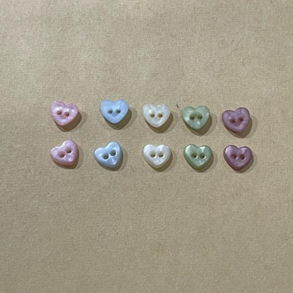 [ドール用手芸用品]プラボタン・ シェル風ハート型(6mm/5個)詳しい詳細が気になる方はショップまで☆※モニター環境や端末、照明などにより画像と商品の色の見え方が異なる場合がございます。色味違いによる返品交換は承ることが出来ません。※こち...