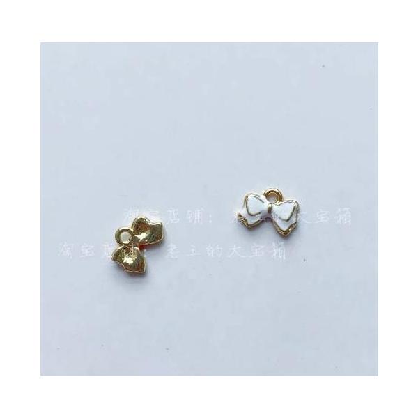 [ドール用手芸用品]メタルチャーム・リボン型(8mm/2個)詳しい詳細が気になる方はショップまで☆※モニター環境や端末、照明などにより画像と商品の色の見え方が異なる場合がございます。色味違いによる返品交換は承ることが出来ません。※こちらの商...