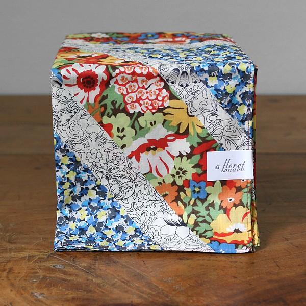 リバティプリントを存分に楽しめる。いろいろ使えるフリークロス。リバティプリントの素材感とデザインを堪能できるフリークロス。絹のようなつやとさらりとした肌ざわりの、上質なコットンタナローン生地を使用しています。しっかりめの生地感で約50×50...