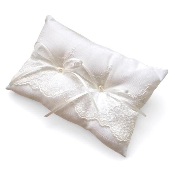 スパイスオブウエディングBasicリングピロー【エマ】の手作りキットです。上品なシャンタン生地に大きなレースを重ねたシンプルだけど可愛いリングピローがこちらの手作りキットで製作できます。カラーはホワイト完成サイズ:19x12cm(約)　キッ...
