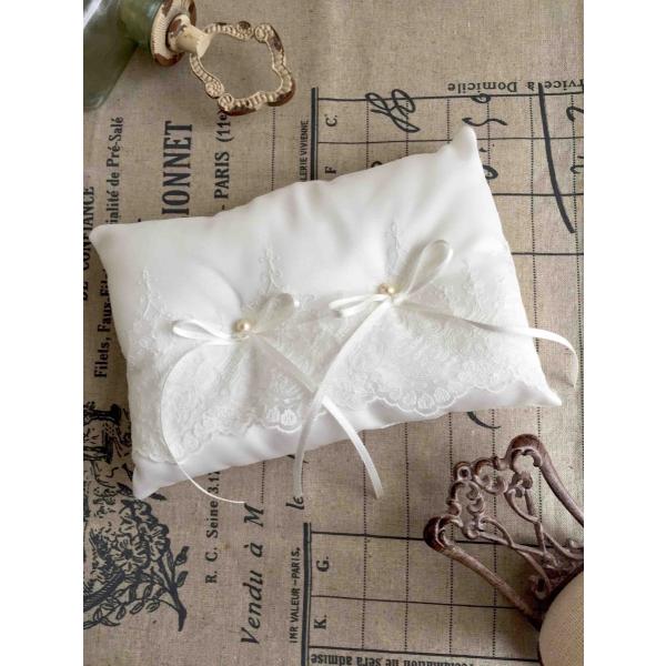 ドレスサテンに上品なチュールレースを重ねたシンプルなリングピローです。コットンパールとリボンにリングを掛けて・・・こちらは手作りキットです。サイズ:12x19(cm)キット内容:サテン(裁断済み) 　チュールレース　リボン　コットンパール ...