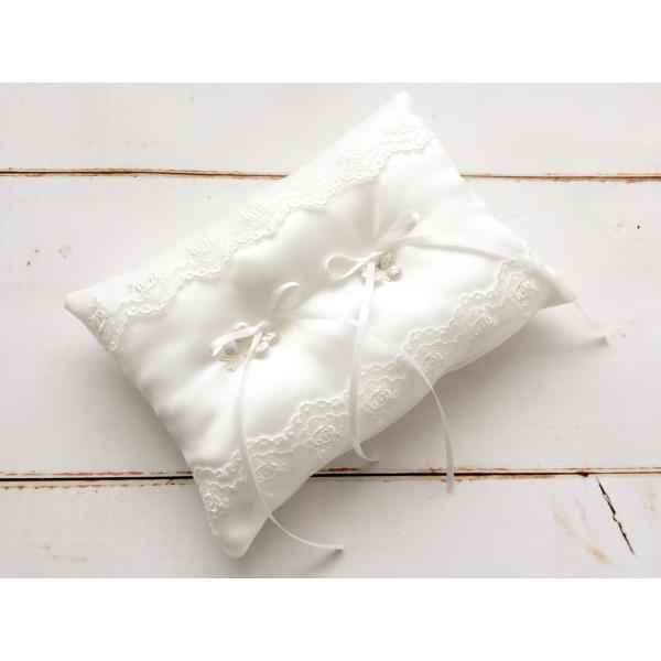 リングピローが手作りできるキットです。母とつくるやさしい時間を大切に、  結婚式の思い出としても人気のアイテムです。プラチナカラー葡萄のコード刺繍のモチーフが印象的です。ナチュラルで上品なデザインは、  どんなウエディングにも馴染みやすく、...