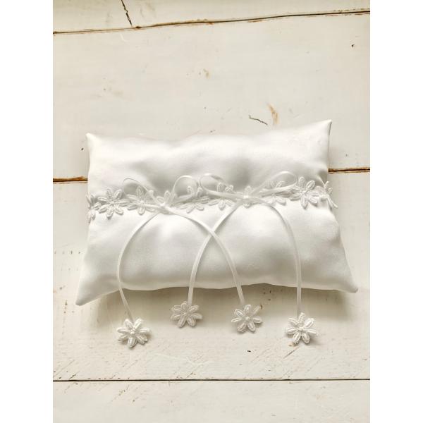 ベースの生地はドレスサテンと日本製のしっかりとしたお花のレースを使用しています。フラワーモチーフがポイントのリングピローに仕上がります。 手作りキットでお届けいたします。完成サイズ:19x12cm サテン　レース　お花モチーフレース)　サテ...