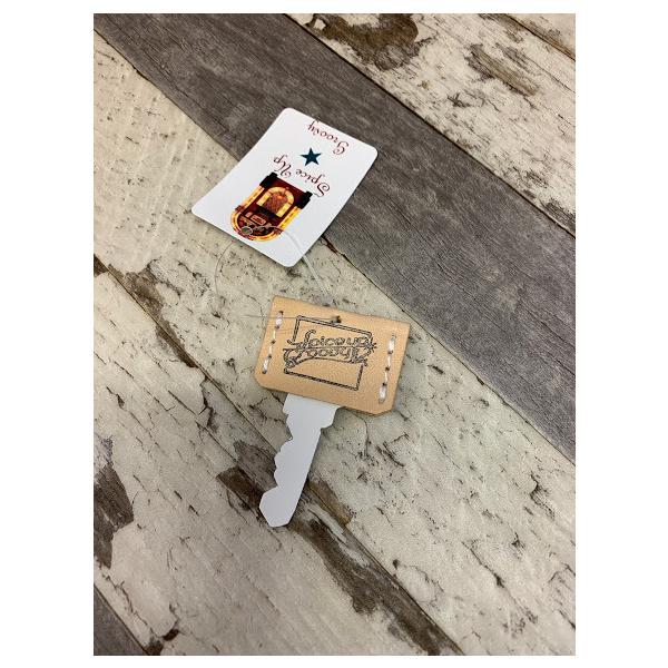 SpiceUp☆Groovy　本革　キーカバーシンプルなデザインが本革の質感を引き立てるキーカバー♪使い込むほどに味わい深い質感へ変化。。。防犯対策にも！！鍵の上部には製造ナンバーが刻まれております。意外と気づいていない大事な個人情報です。...