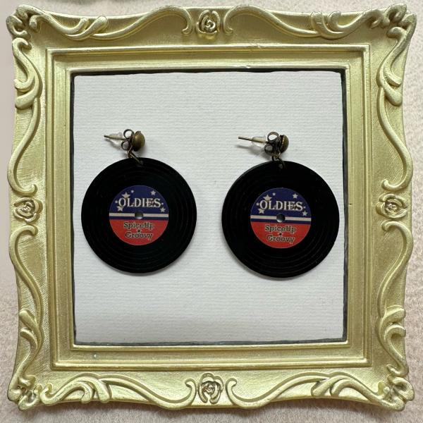 レトロなレコード盤をイメージした、とっても可愛いオリジナルピアスです☆なかなか、無かったデザインが見つかった〜って感じですよ！サーキュラーワンピースやボーリングシャツなどと合わせると、なおCUTEです☆レコード盤＊：直径3.5cm厚み２mm...