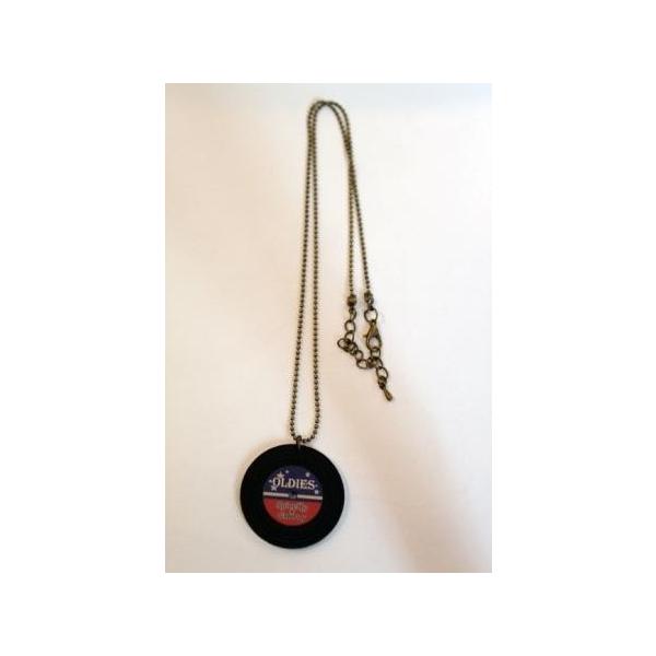 レトロなレコード盤型トップに金古美カラーポールチェーンペンダントです。ピアスとセットで付けて頂くと可愛さ倍増です☆チェーンの長さ：45cmレコード盤サイズ：直径3.5cm厚み２mmアクリル素材両面同デザイン