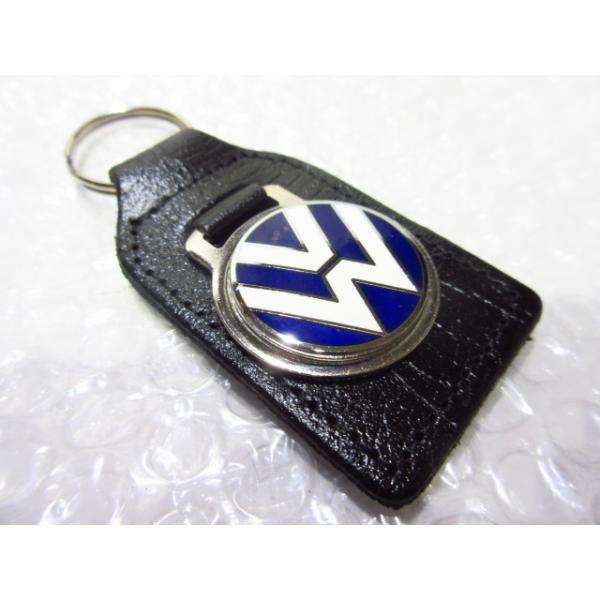 フォルクスワーゲン(VOLKSWAGEN)のVWエンブレムロゴがデザインされた、本革レザーキーホルダーです。サイズはリング部も含んで約８cmで、持ち歩きに丁度良いかと思います。※表示価格は、品物・１点の金額です。★こちらの商品は、配達日時指...
