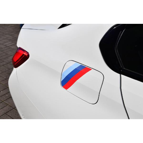 core OBJ Fuel Lid Tricoroll Decal for BMWです。フューエルリッドに簡単な貼り付けられるトリコロールデカールです。BMWのフューエルリッドにワンポイントのアクセントを与えることができます。装着方法は同封...