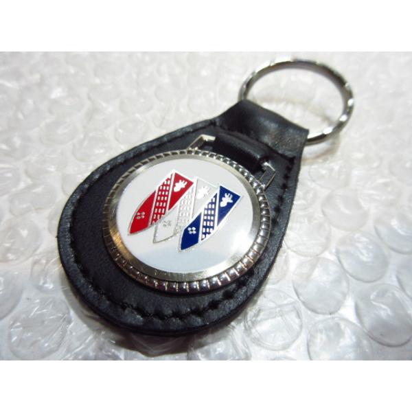 ビュイック(BUICK)のエンブレム＆ロゴがデザインされた、本革レザーキーホルダーです。黒のレザーにシルバーカラーのコンビがとてもキレイです。サイズはリング部も含んで約８cmで、持ち歩きに丁度良いかと思います。※表示価格は、品物・１点の金額...