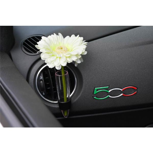Air Vent Flower Vaseの1セットです。車内に花を添える一輪差しです。縦横に差し替えられるクリップタイプの為、エアベントに差し込むだけの簡単インストールを実現しています。フラワー（造花）等を別途ご用意頂き一輪差しに添えてお楽...
