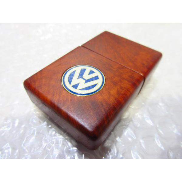 フォルクスワーゲン(VOLKSWAGEN)のエンブレムロゴがデザインされた、Zippo/ジッポ社のライター(布ケース入り)です。木目調(ウォールナット)のボディとエンブレムとのコンビがとてもキレイです。実際に使用されても、コレクションとして...