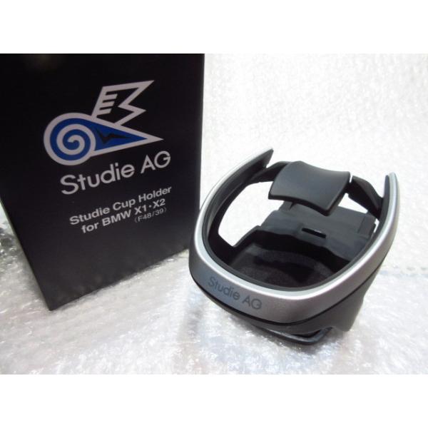 Studie AGのブランドロゴ入りプロデュースのオリジナルカップホルダー(ドリンクホルダー)です。純正インテリアにマッチするカラーリング（ブラック＆シルバーメタリック）を採用。専用設計により、後付け感なく自然なマッチングを実現。グラスファ...
