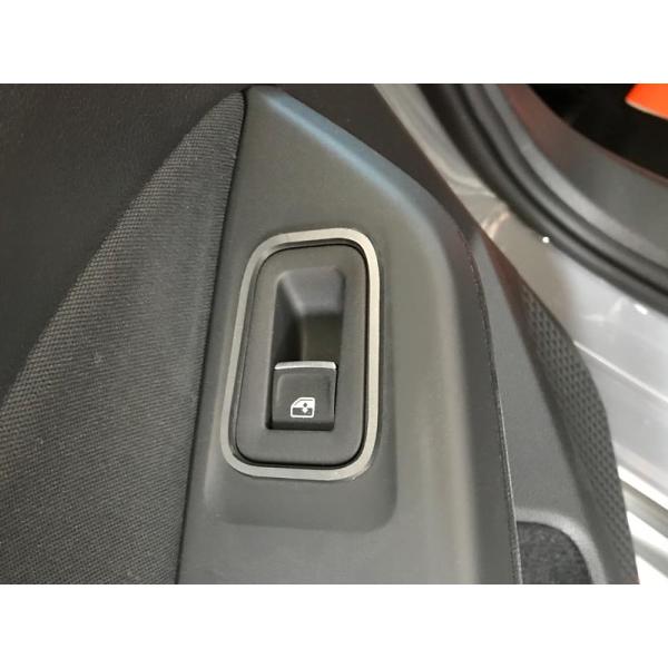 VW ゴルフ8/GOLF8(CD/'21-) 用のパワーウインドートリム(リア用)・1set(2PCS)です。GOLF8のリアシートのドアに取り付ける取り付けるトリムのセットです。本体カラーはヘアラインシルバーで、材質はABS樹脂です。装着...