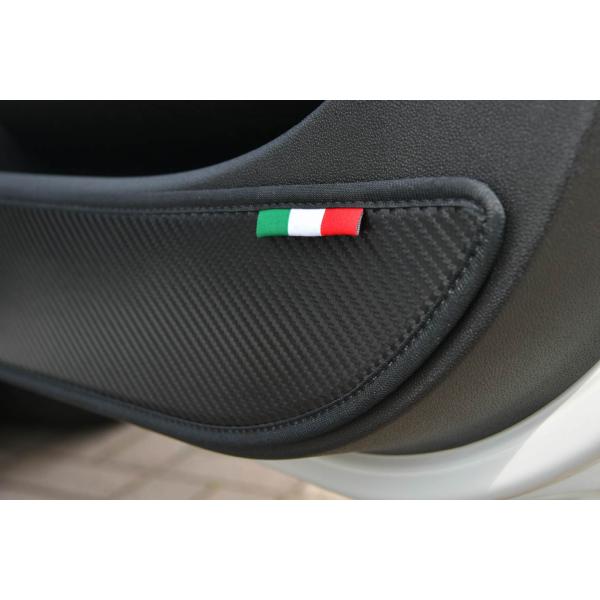 カーボントーン・ドアキックガード(Carbon Tone Door Kick Guard) の1セット(2PCS)です。乗降時に汚れやキズがつきやすい車内のフロントドア内張りをスタイリッシュに保護するドアパネルカバーです。表面は3Dカーボン...