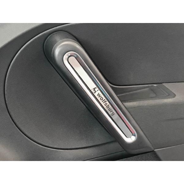 VW ザビートル（THE BEETLE/'12-）の WOBロゴ・インナー ドアハンドルプレートの1セット(2pcs)です。本体カラーは、ヘアラインシルバー調になります。ザビートルのインナードアハンドルにお使いいただくパネルです。VW発祥の...