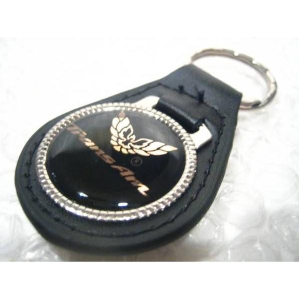 ポンティアック・トランザム(PONTIAC TRANSAM)のエンブレムロゴがデザインされた、本革レザーキーホルダーです。 黒のレザーにシルバーカラーのコンビがとてもキレイです。サイズはリング部も含んで約８cmで、持ち歩きに丁度良いかと思い...