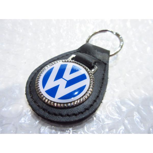 フォルクスワーゲン(VOLKSWAGEN)のエンブレムロゴがデザインされた、 本革レザーキーホルダーです。サイズはリング部も含んで約８cmで、持ち歩きに丁度良いかと思います。 黒のレザーにシルバーカラーに縁取られたエンブレムがとてもキレイな...
