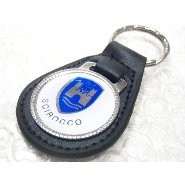フォルクスワーゲンの地元、ドイツ・ボルフスブルク(VOLFSBURG)のエンブレムと"SCIROCCO"ロゴがデザインされた、本革レザーキーホルダーです。サイズはリング部も含んで約８cmで、持ち歩きに丁度良いかと思います。 黒のレザーにシル...