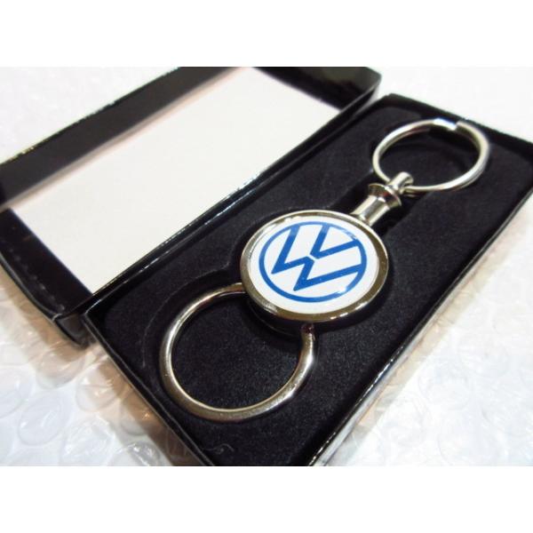 フォルクスワーゲンのVWエンブレムロゴが立体的にデザインされた、 3D Logo Valet・キーリング(#013)です。 クロームメッ キとエンブレムのコンビがとてもオシャレなアクセサリーです。 サイズはリング部も含んで全長約98mm 本...
