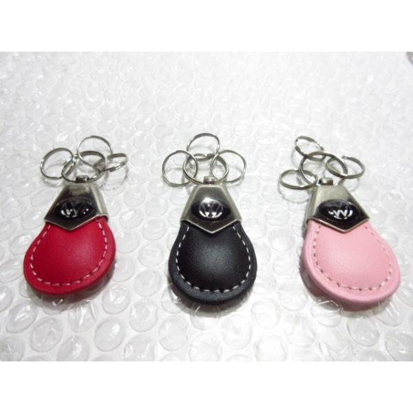 "Valkswagen"VWエンブレムロゴがデザインされた、レザー・キーリング(#040)です。本体カラーは、1.レッド(赤)　2.ブラック(黒)　3.ピンク　の3タイプです。質感高いレザーに、ティアドロップ型が特徴的なアクセサリーです。本...