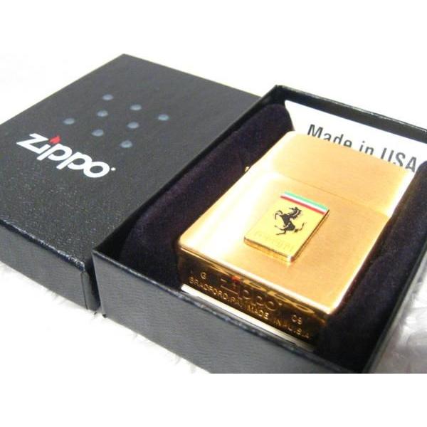 フェラーリ(FERRARI)のエンブレムロゴがデザインされた、Zippo/ジッポ社のライター(ケース入り)です。 真鍮製ゴールドのボディとエンブレムとのコンビがとてもキレイです。実際に使用されても、コレクションとしてディスプレイされても宜し...