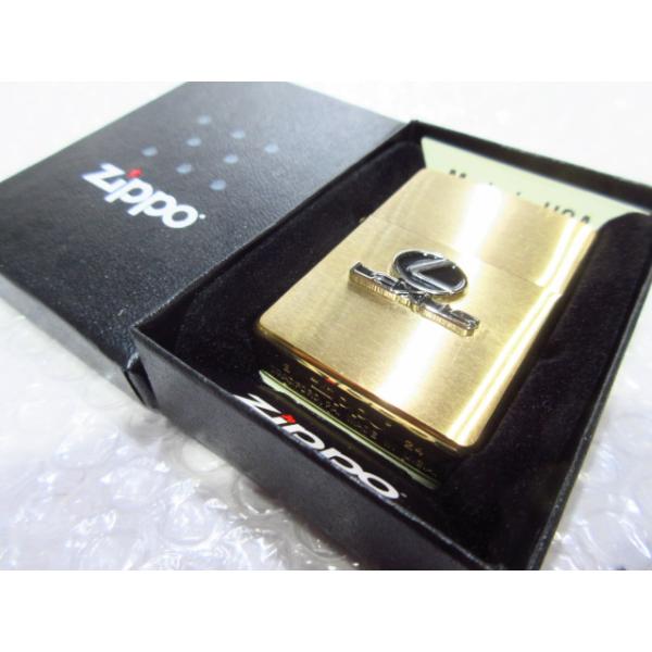 レクサス(LEXUS)のシルバーカラー・エンブレムロゴがデザインされた、Zippo/ジッポ社のライター(ケース入り)です。真鍮製ゴールドのボディとエンブレムとのコンビがとてもキレイです。実際に使用されても、コレクションとしてディスプレイされ...