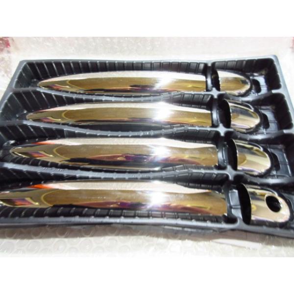 ルノー クリオ(RENAULT CLIO III /'06-'12) 用のアウター・ドアハンドルカバーの１セット(8pcs)です。 本体カラーはクロームメッキで、材質は高級感のあるステンレススチールです。 装着後はラグジュアリーにイメージア...