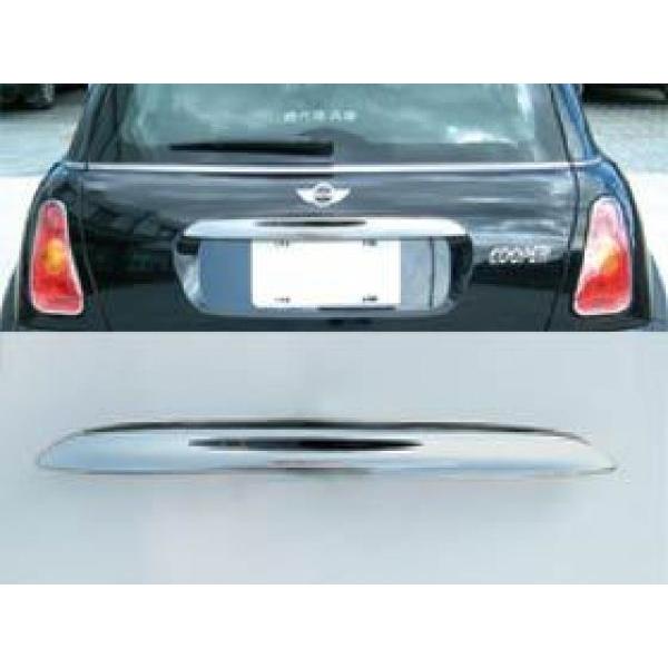 ＢＭＷミニ R50 R52 R53(NEW MINI/-'06)のリアトランクリッドです。カラーは写真のクロームメッキタイプになります。装着は付属のプライマーにて表面を脱脂の上、本体裏の両面テープを剥がして貼るだけですので簡単です。こちらの...