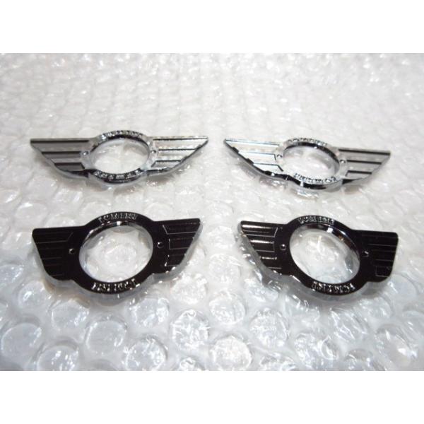 ＢＭＷミニ(NEW MINI)、F54 クラブマン(F54 CLUBMAN) 用の ドアロックウイング(穴径:19mm)のフロント/リア・左右ペア/１セット(4pcs)です。 こちらは左右のドアロック周りを飾るエンブレムです。 本体はクロム...