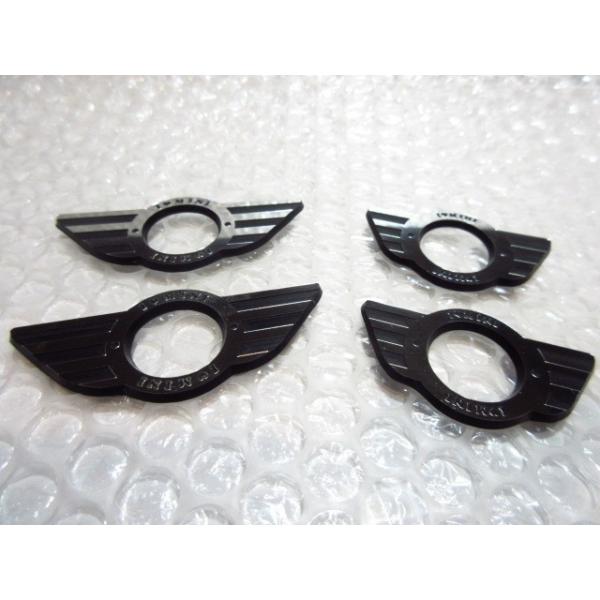 ＢＭＷミニ(NEW MINI)、F54 クラブマン(F54 CLUBMAN) 用のブラックレーベル・ドアロックウイング(穴径:19mm)のフロント/リア・左右ペア/１セット(4pcs)です。 こちらは左右のドアロック周りを飾るエンブレムです...