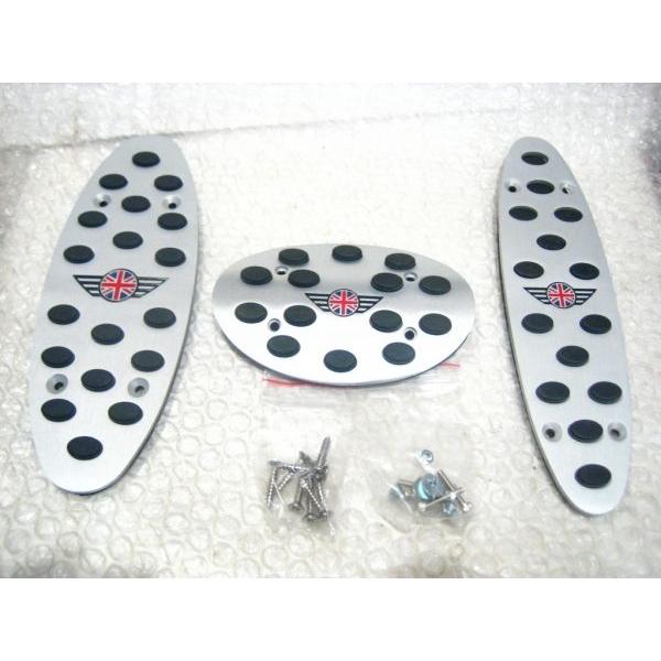 BMWミニ(NEW MINI)用のオートマチック車用・ペダル＆フットレストセットの１セット(3pcs)です。適合車種は、R50 R52 R53 のオートマチック仕様車になります。材質はアルミ＆ラバーです。 本体サイズは、アクセル:H196x...